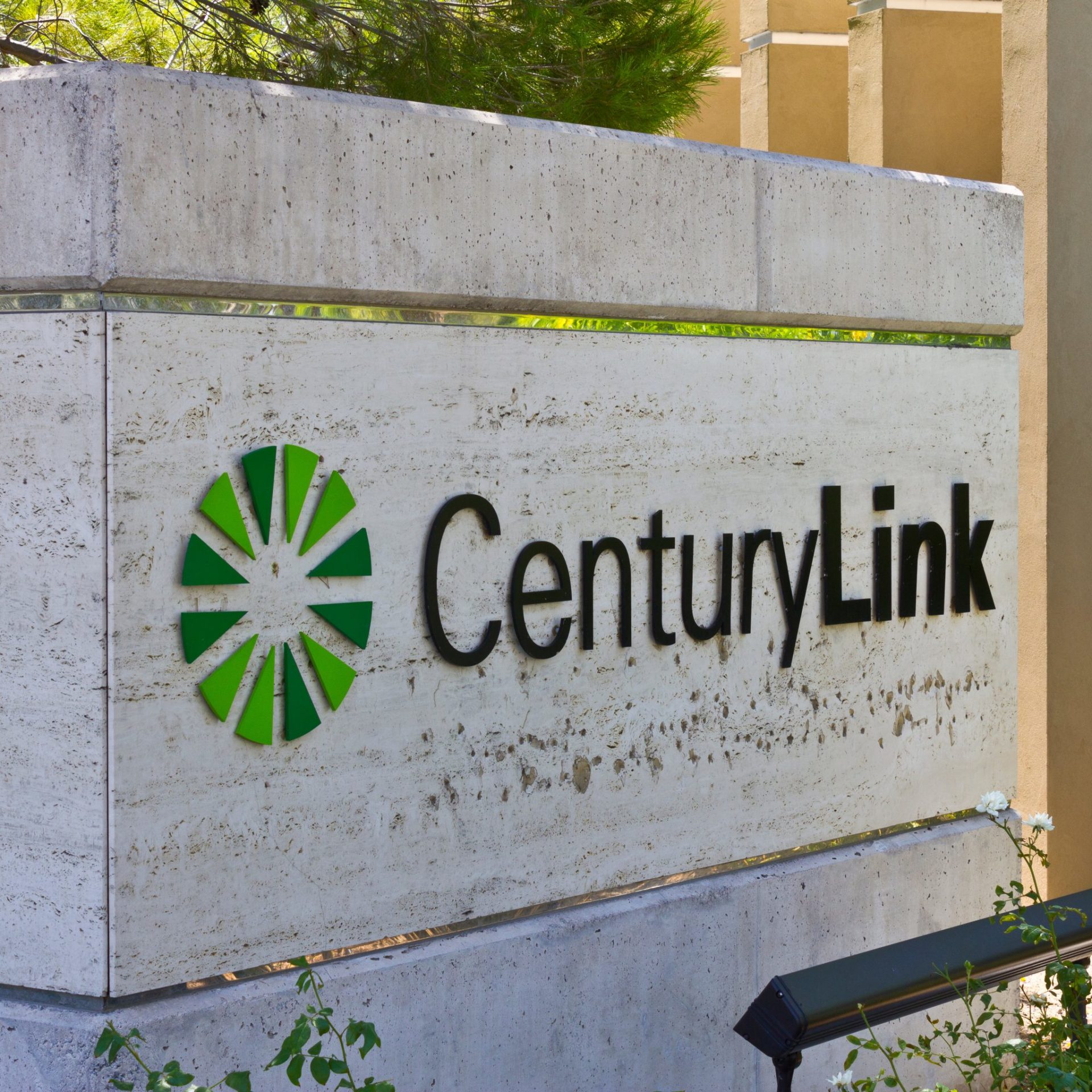Lumen sells CenturyLink-branded assets to Apollo in $7.5 billion deal