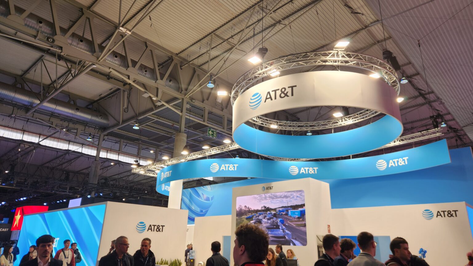 AT&T at MWC: Open RAN, AI and more - RCR Wireless News